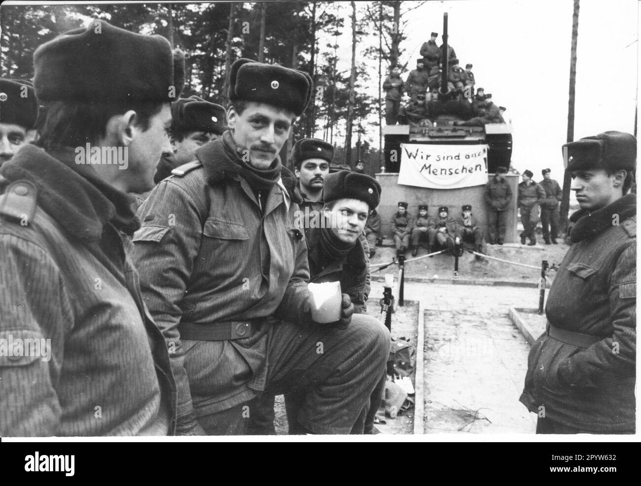 Soldatendemo in Beelitz. NVA Soldaten demonstrieren gegen ihre ...
