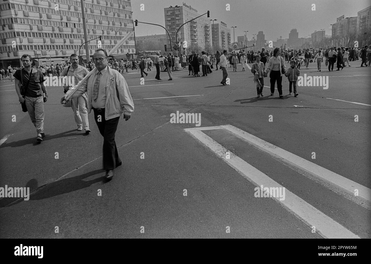 GDR, Berlin, 01.05.1988, 1. May demonstration in the Karl-Marx-Allee ...