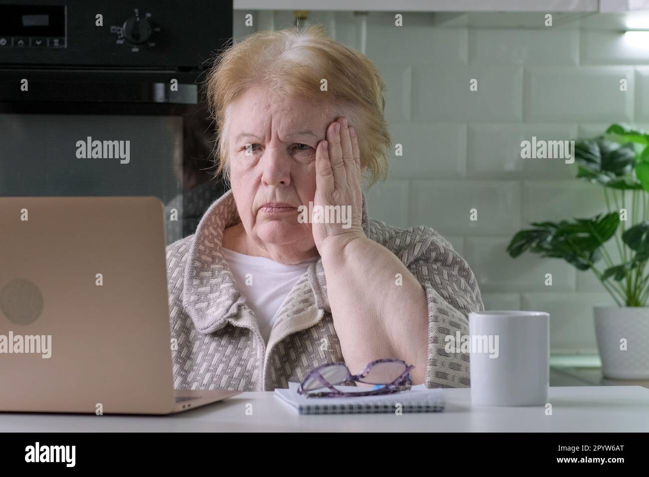 Woman laptop home worried hi-res stock photography and images - Alamy