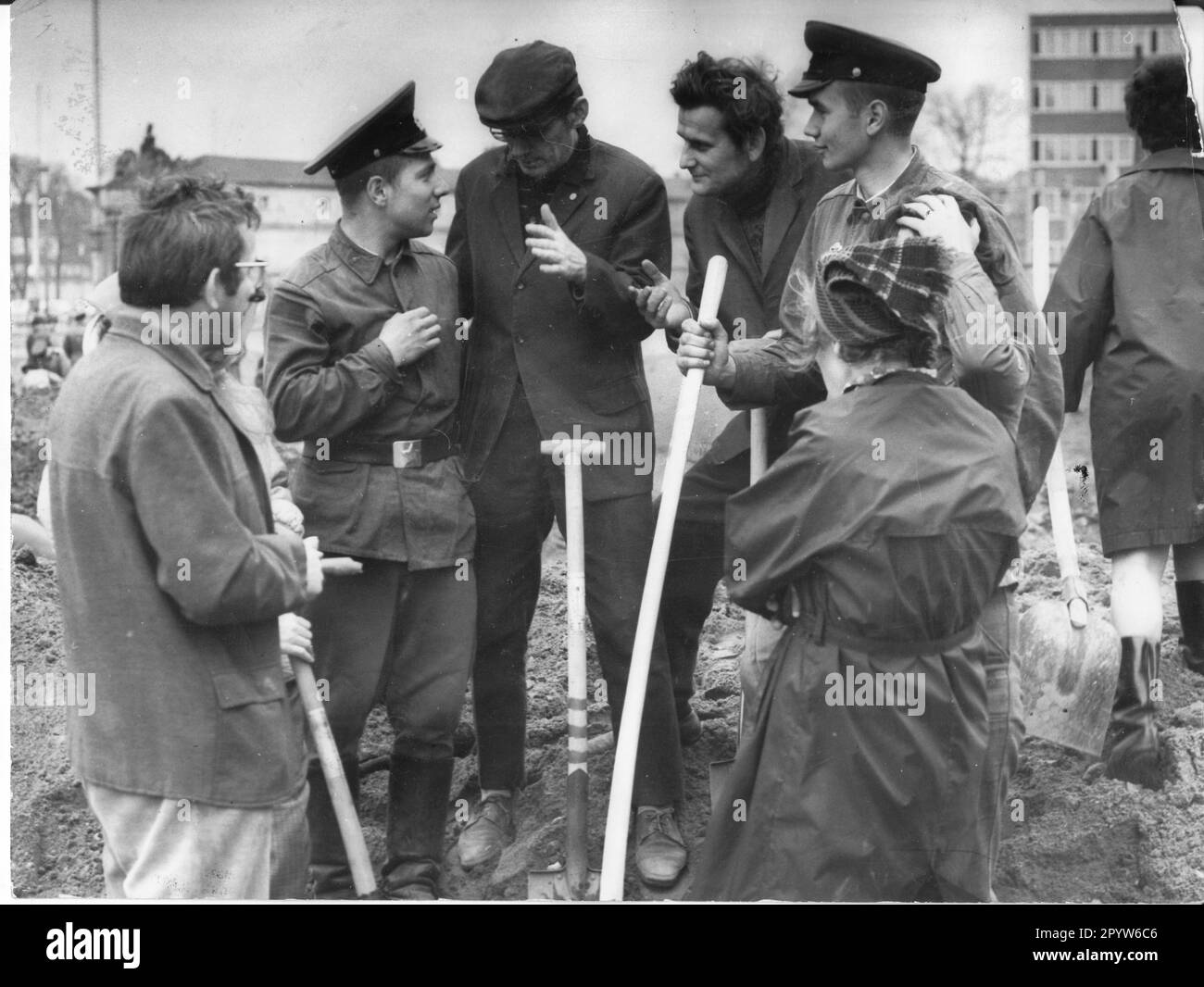 Workers and Soviet soldiers at work at the Old Market. Photo: MAZ/ Lutz ...