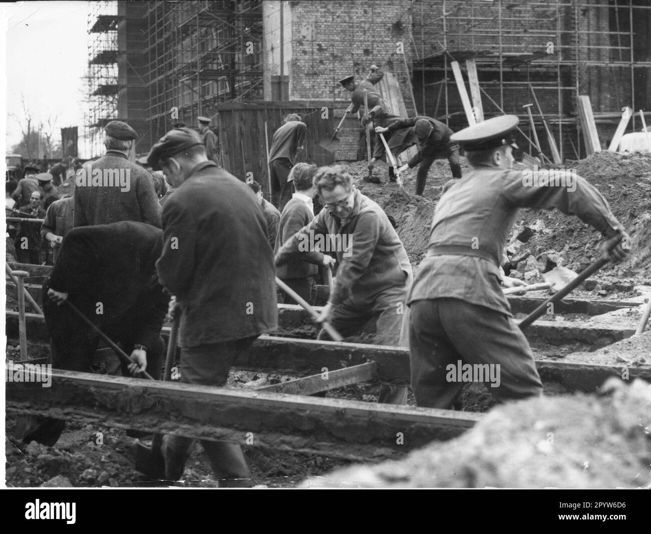 Old scaffolding Black and White Stock Photos & Images - Alamy