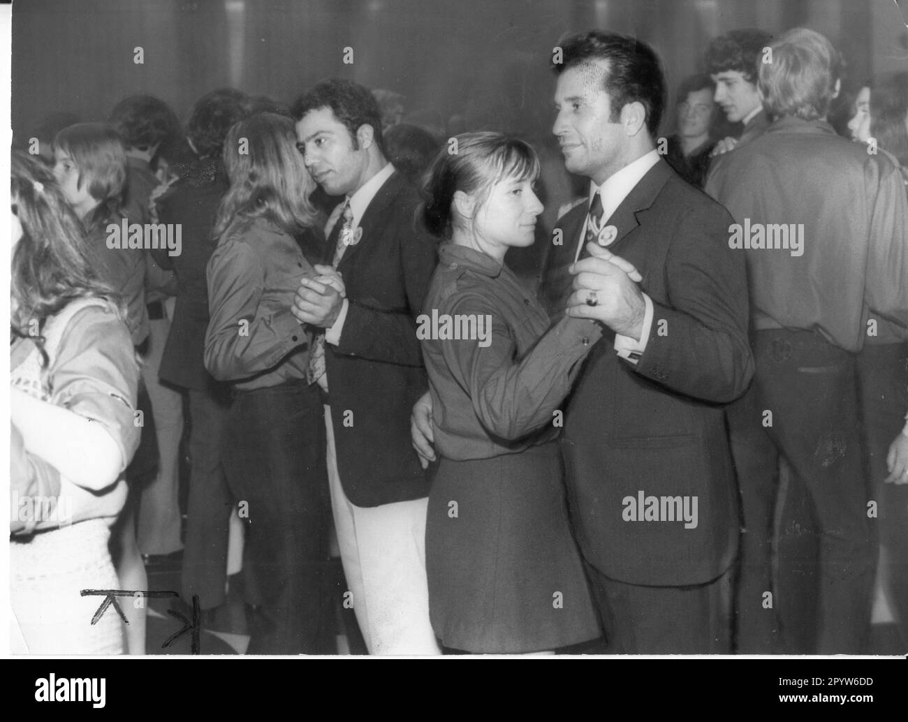 FDJ girls dance with foreign guests. Festival ball in the Heinrich-Mann ...