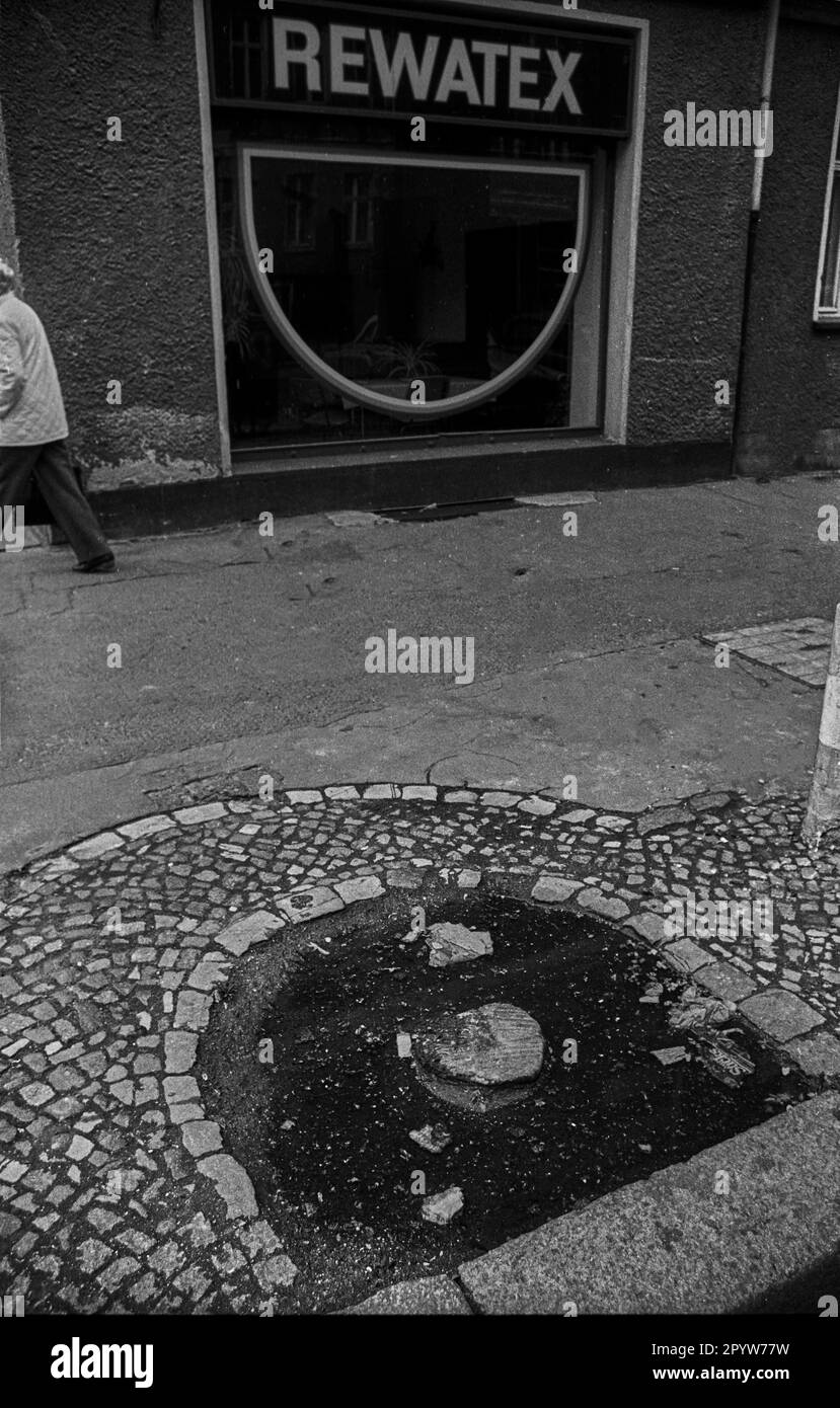 GDR, Berlin, 29.04.1989, shop window REWATEX, laundry, cleaning company ...