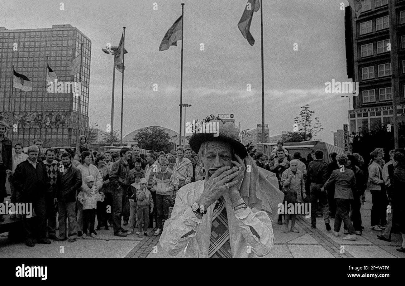 GDR, Berlin, 07.10.1988, the nightingale of Ramersdorf (actor Friedrich ...