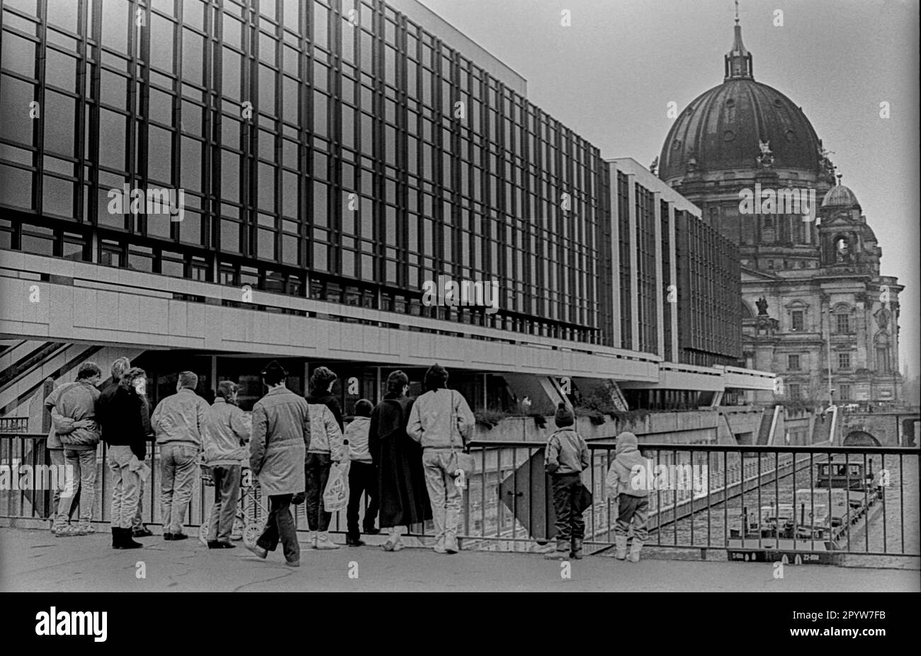 Berlin palace bridge cathedral Black and White Stock Photos & Images ...