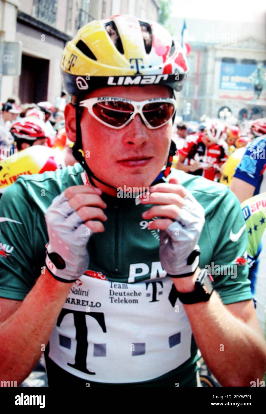 Jan Ullrich in the green jersey in Rouen at the start of the Tour de ...