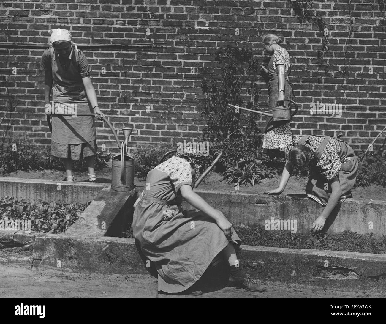 Training at the Kurmärkische Haushaltsschule of the BDM in Neuzelle ...