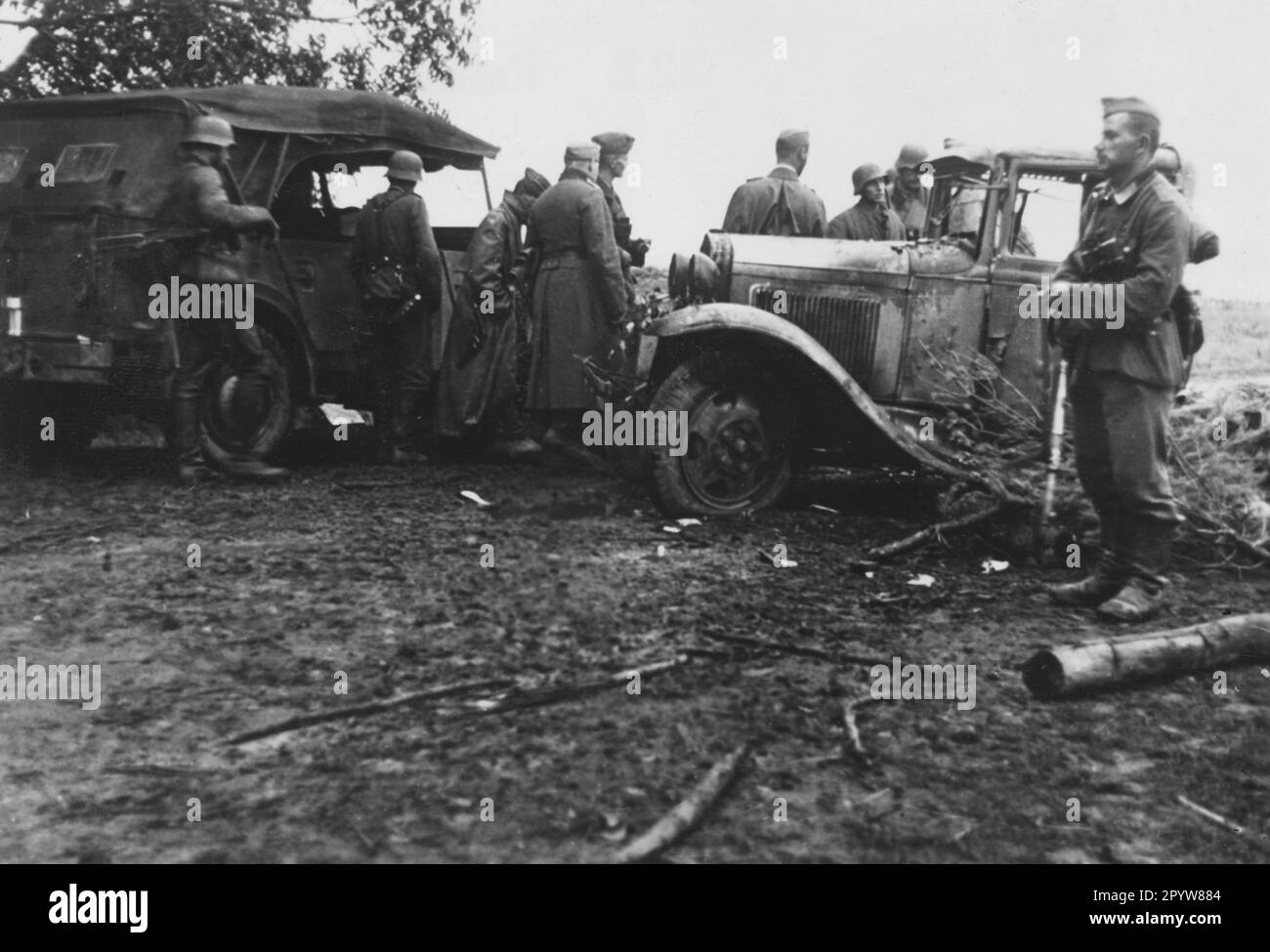 Officers of the battalion staff at the front. Photo: Herrmann ...