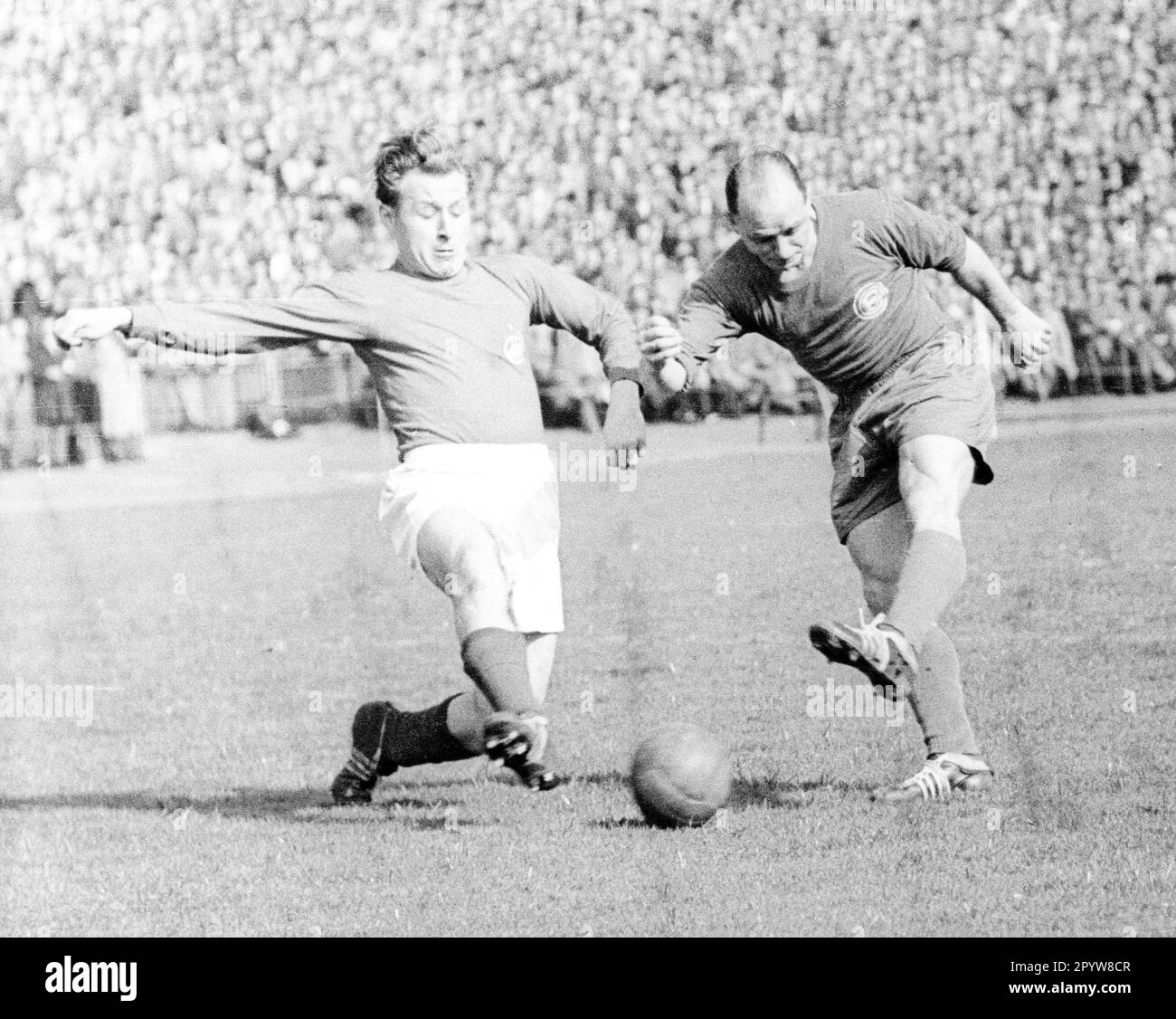 Fortuna Duesseldorf - 1. FC Cologne / 07.04.1957 / action, duel, game ... Fortuna Duesseldorf - 1. FC Cologne / 07.04.1957 / action, duel, game ...