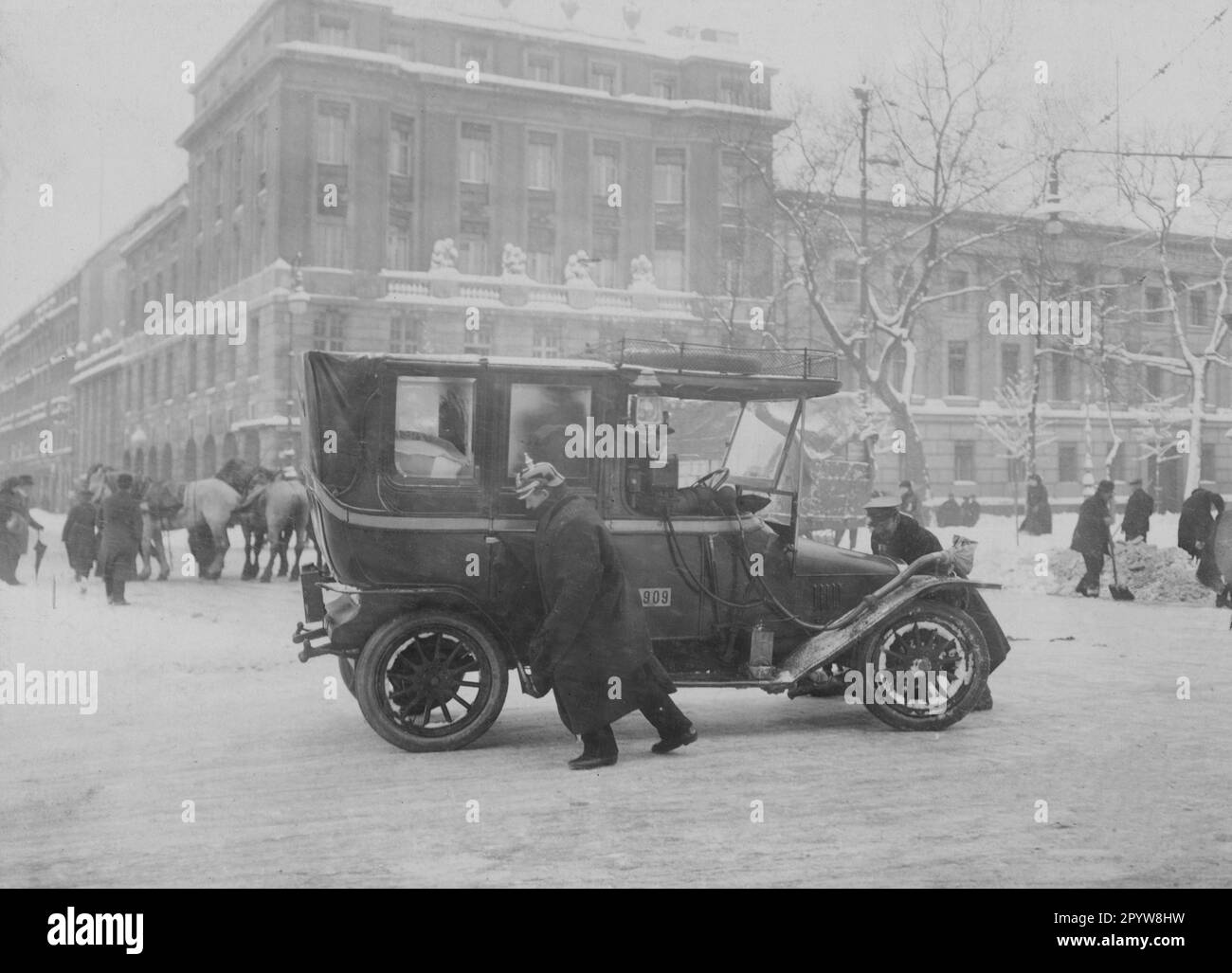 A broken-down car is made afloat again. [automated translation] Stock ...