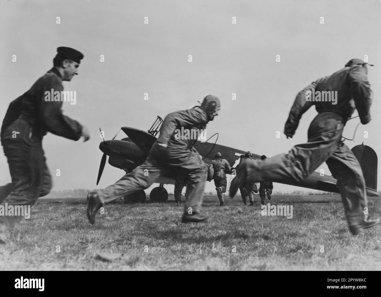 Crews run to Focke Wolf FW 187. The few Focke Wulf 187s produced served ...
