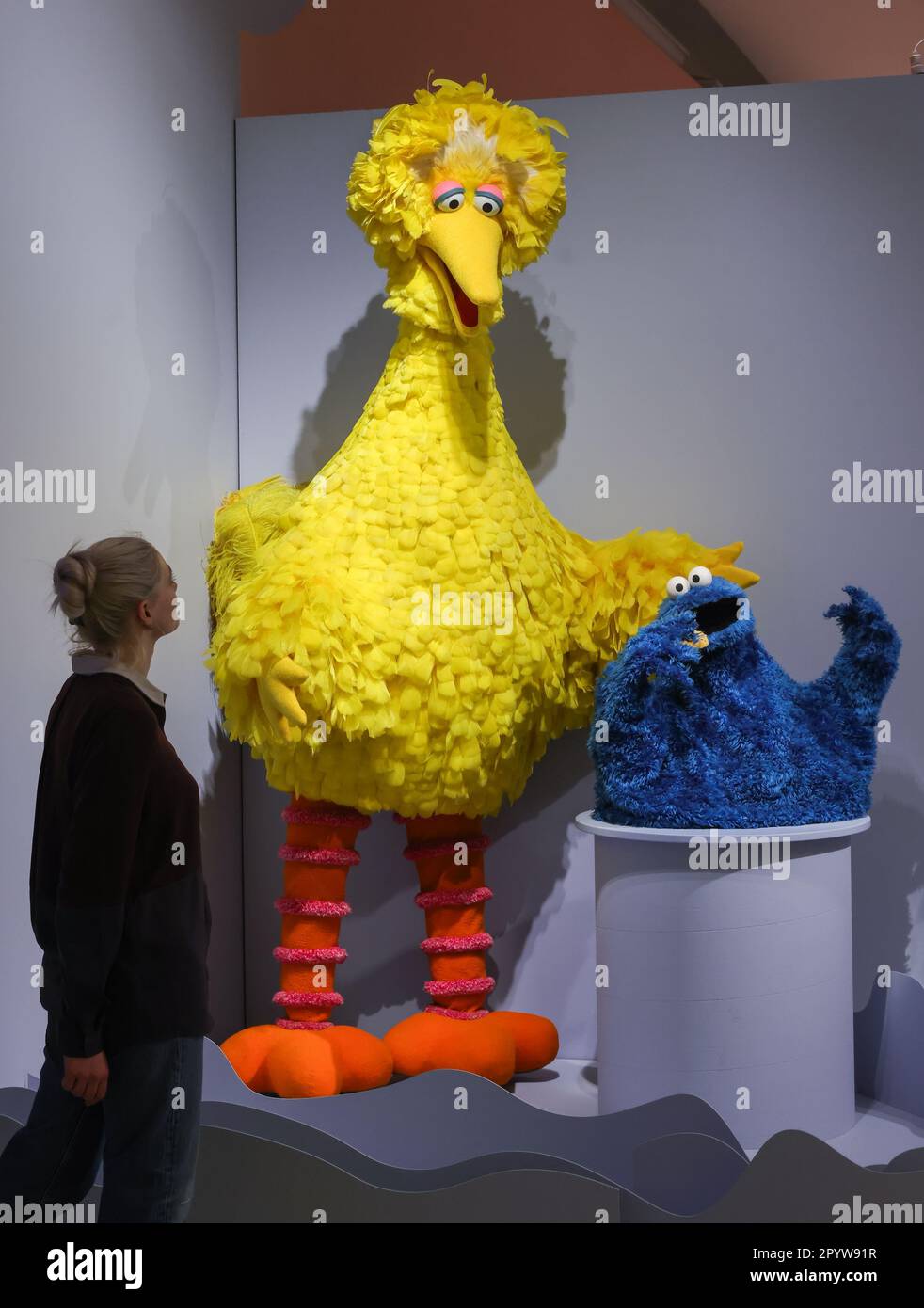 Hamburg, Germany. 05th May, 2023. A visitor to the exhibition "Sesame ...