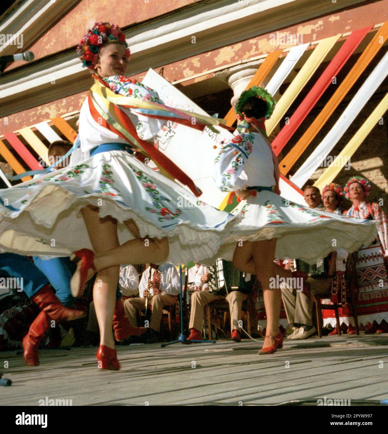 Ukraine / Customs / Culture / Women / 1998 Girls of a folklore group in ...
