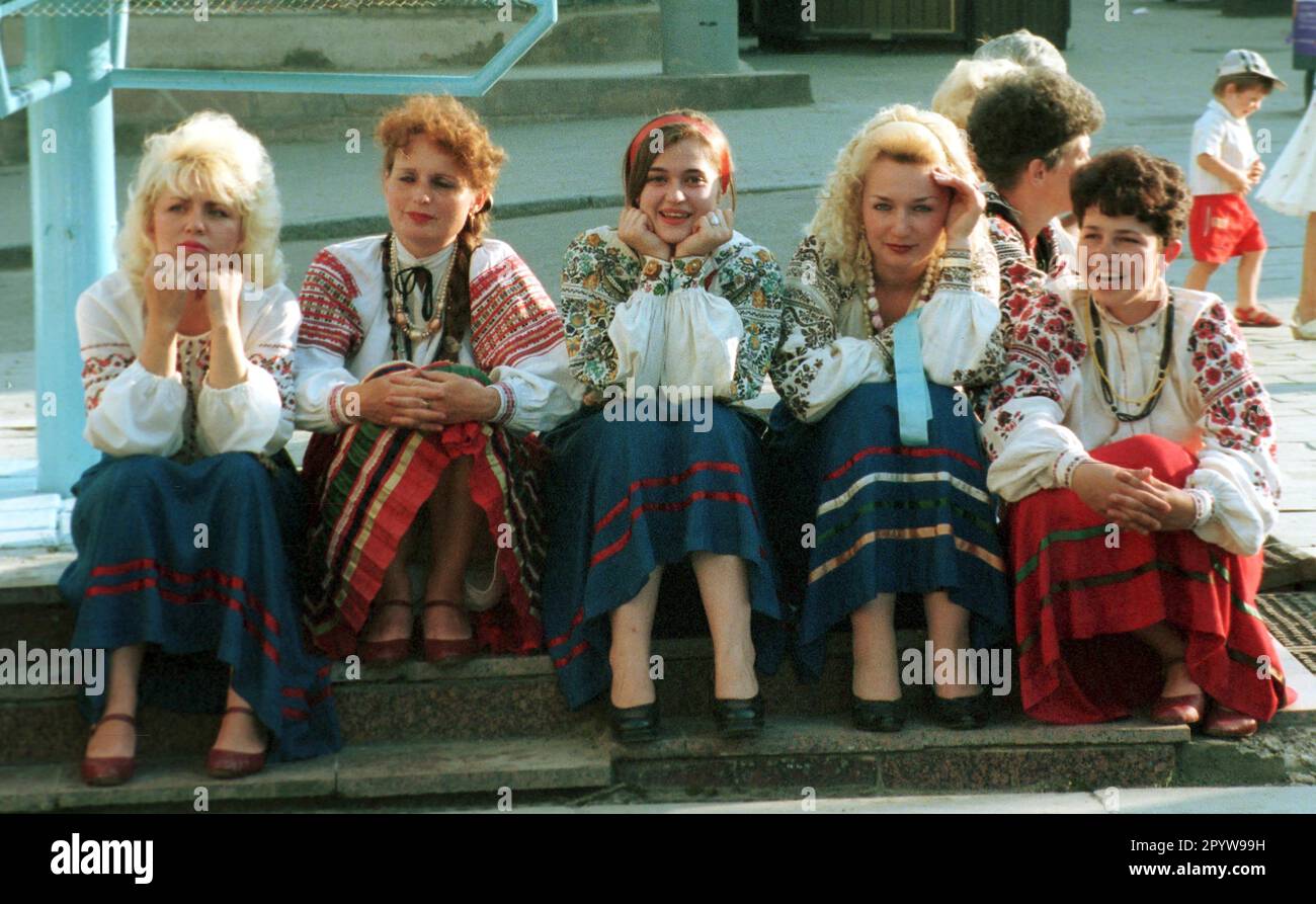 Ukraine / Women / 1998 Girls of a folklore group in Luzk, western ...
