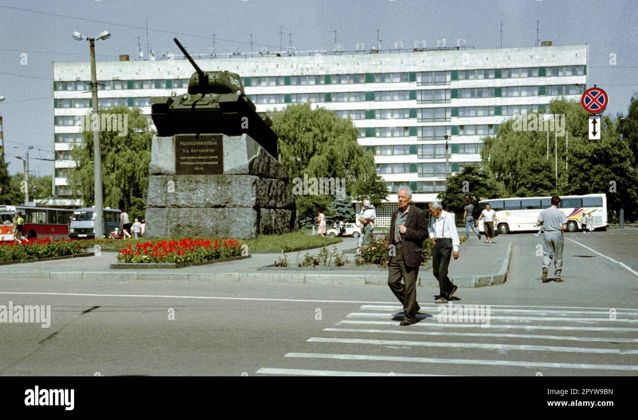 Ukraine / History / 1998 Tank as a monument in the middle of the city ...