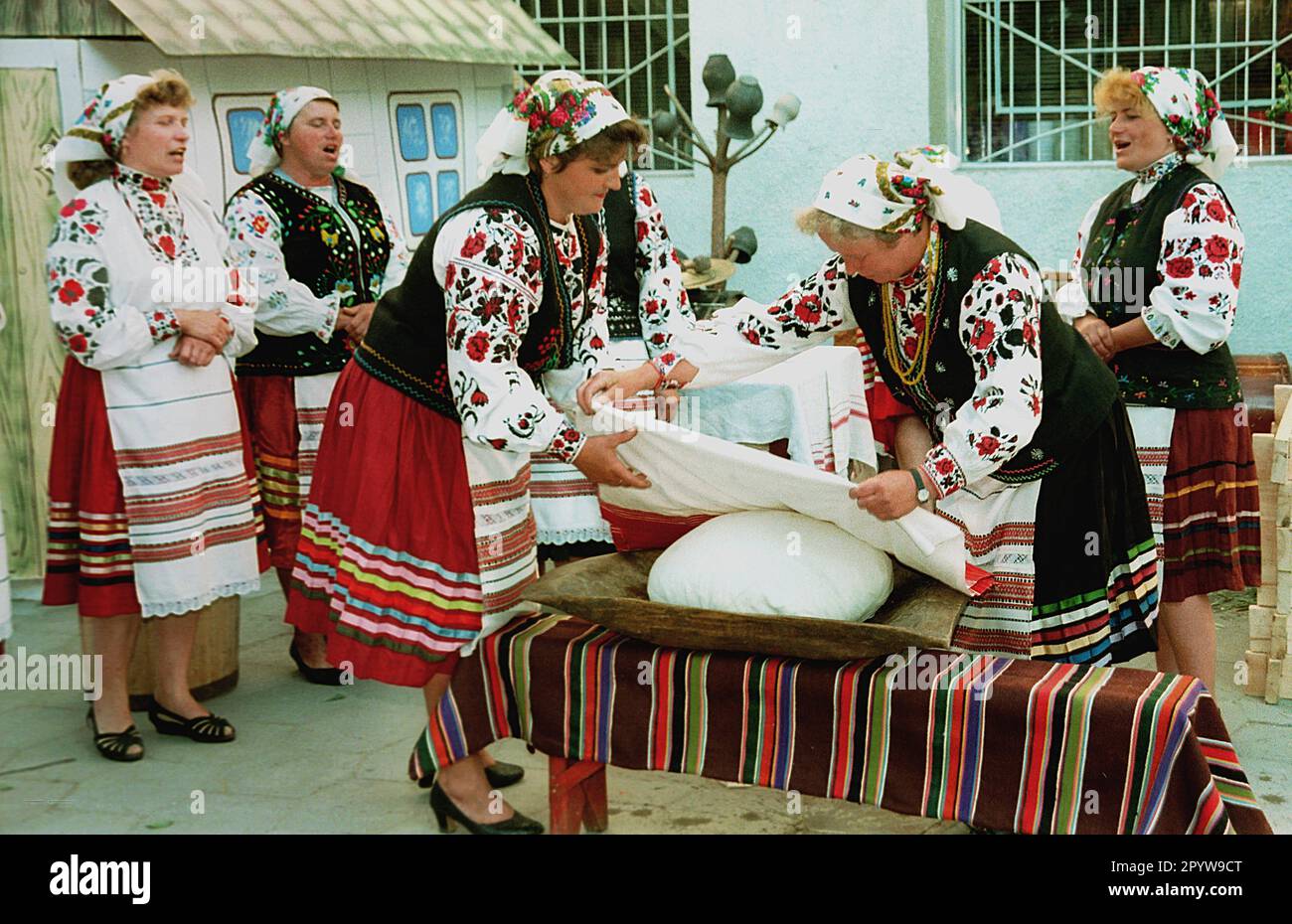Ukraine / Customs / Culture / Women / 1998 Girls of a folklore group in ...