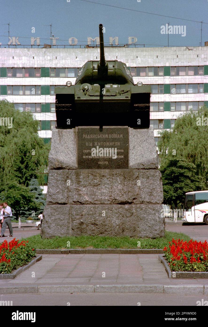 Ukraine / History / 1998 Tank as a monument in the middle of the city ...