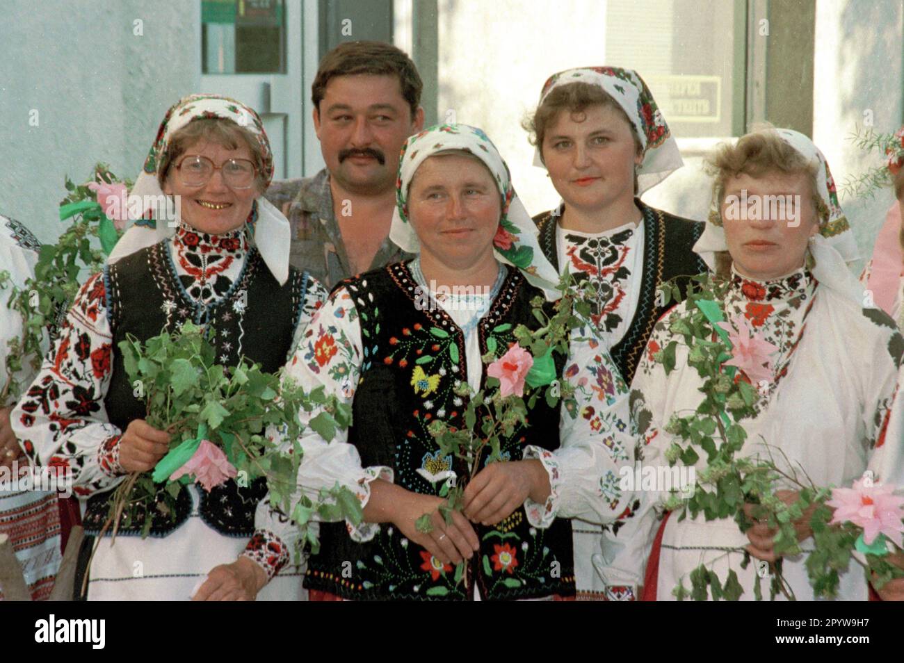 Ukraine / Customs / Culture / Women / 1998 Girls of a folklore group in ...