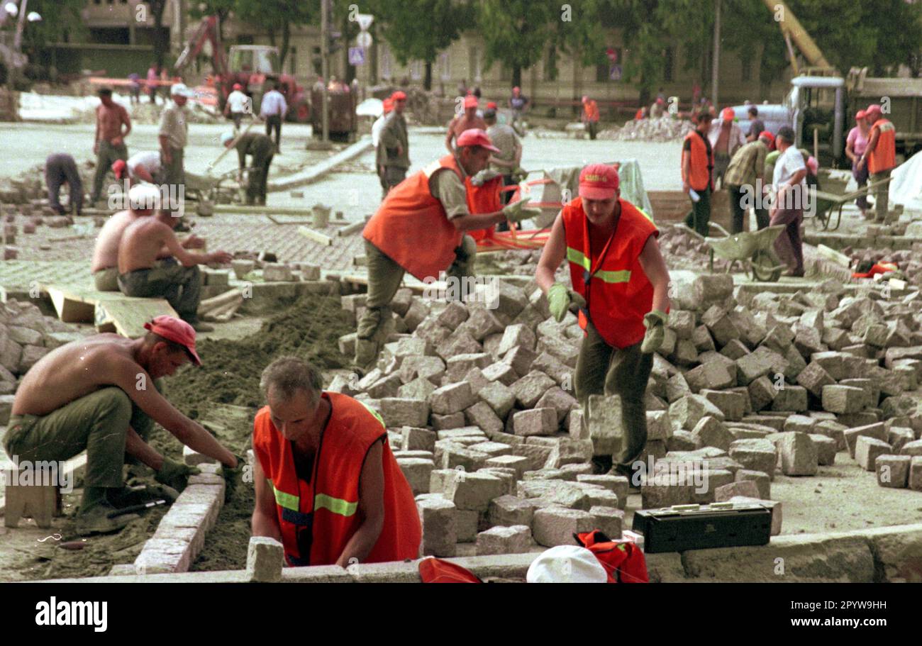 Ukraine / Shitomir / 1998 Construction workers repave St. Sophia Square ...
