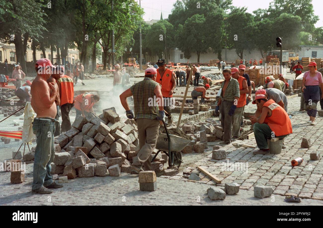 Ukraine / Shitomir / 1998 Construction workers repave St. Sophia Square ...