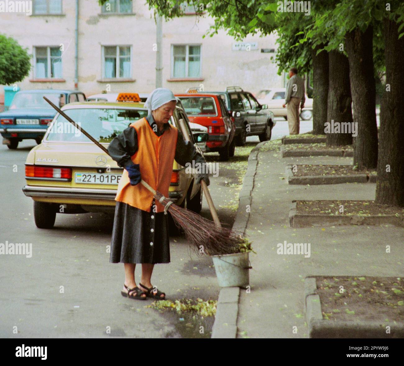 Ukraine / Economy / Work Shitomir: almost exclusively women sweeping ...