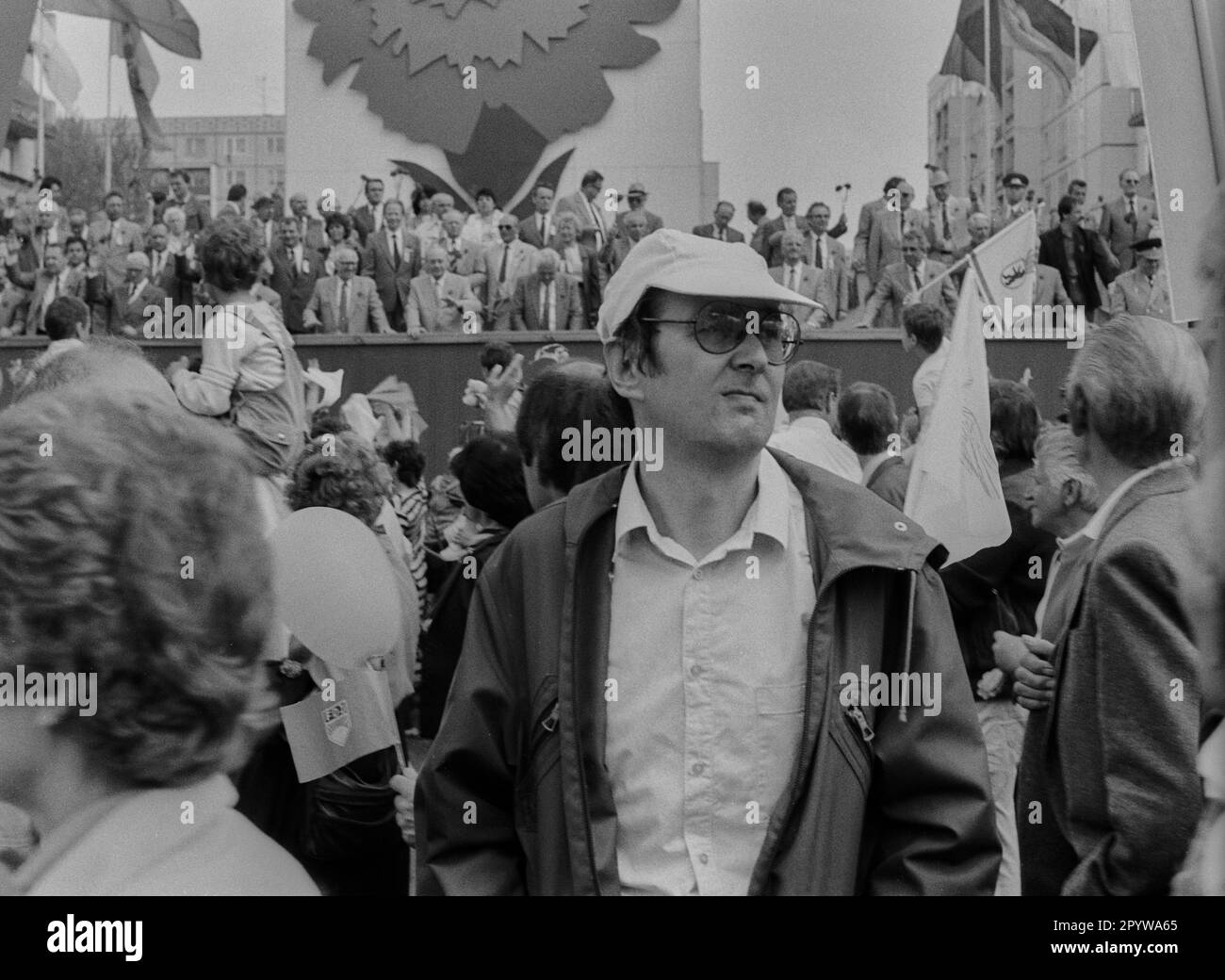 GDR, Berlin, 01.05.1987, 1. May rally 1987 on the Karl-Marx-Allee ...