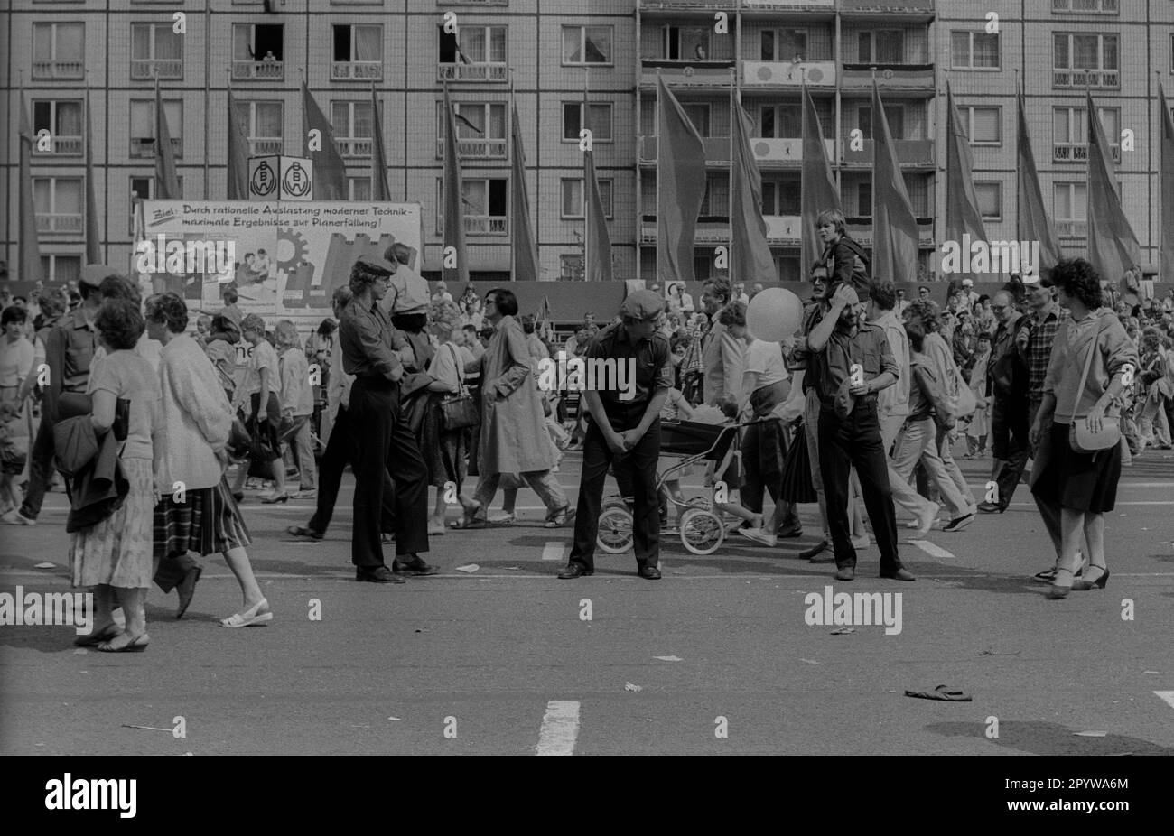 GDR, Berlin, 01.05.1987, 1. May rally 1987 on the Karl-Marx-Allee ...