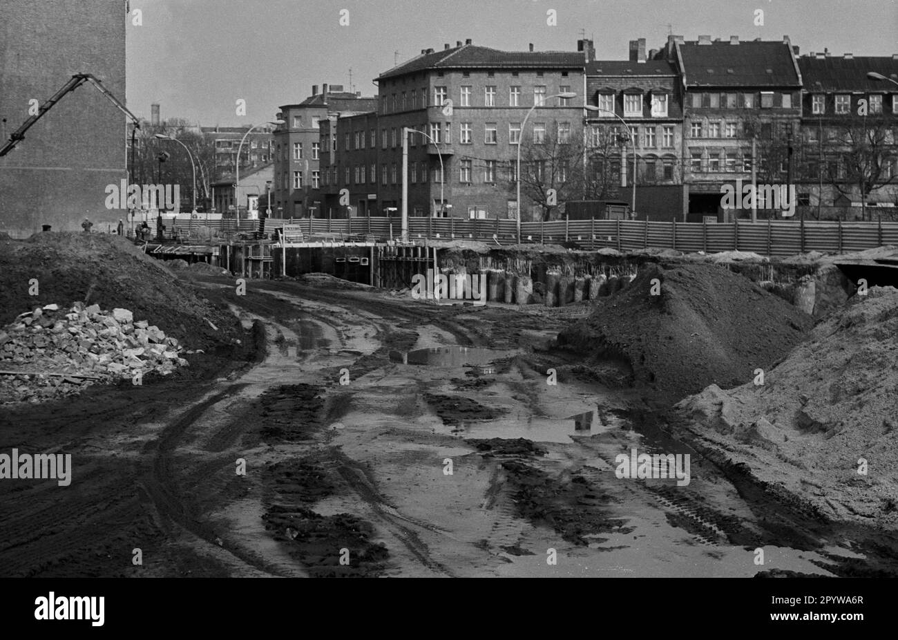 GDR, Berlin, 25.03.1986, construction pit for new buildings along ...