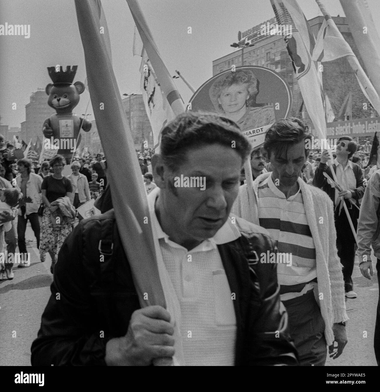 GDR, Berlin, 01.05.1987, 1. May rally 1987 on the Karl-Marx-Allee, flag ...