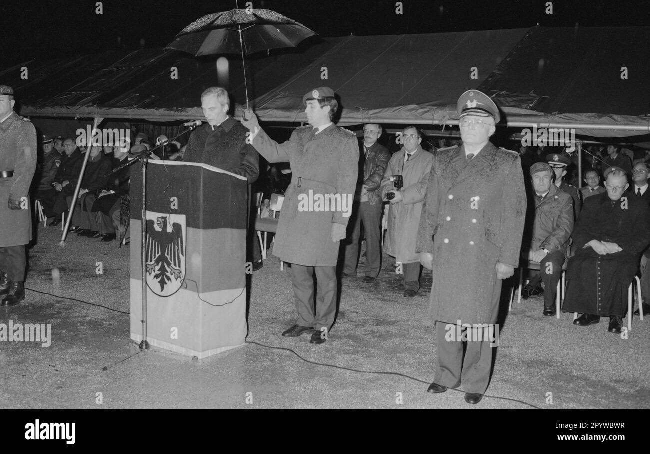 German soldiers pledge their allegiance at Nymphenburg Palace in Munich ...