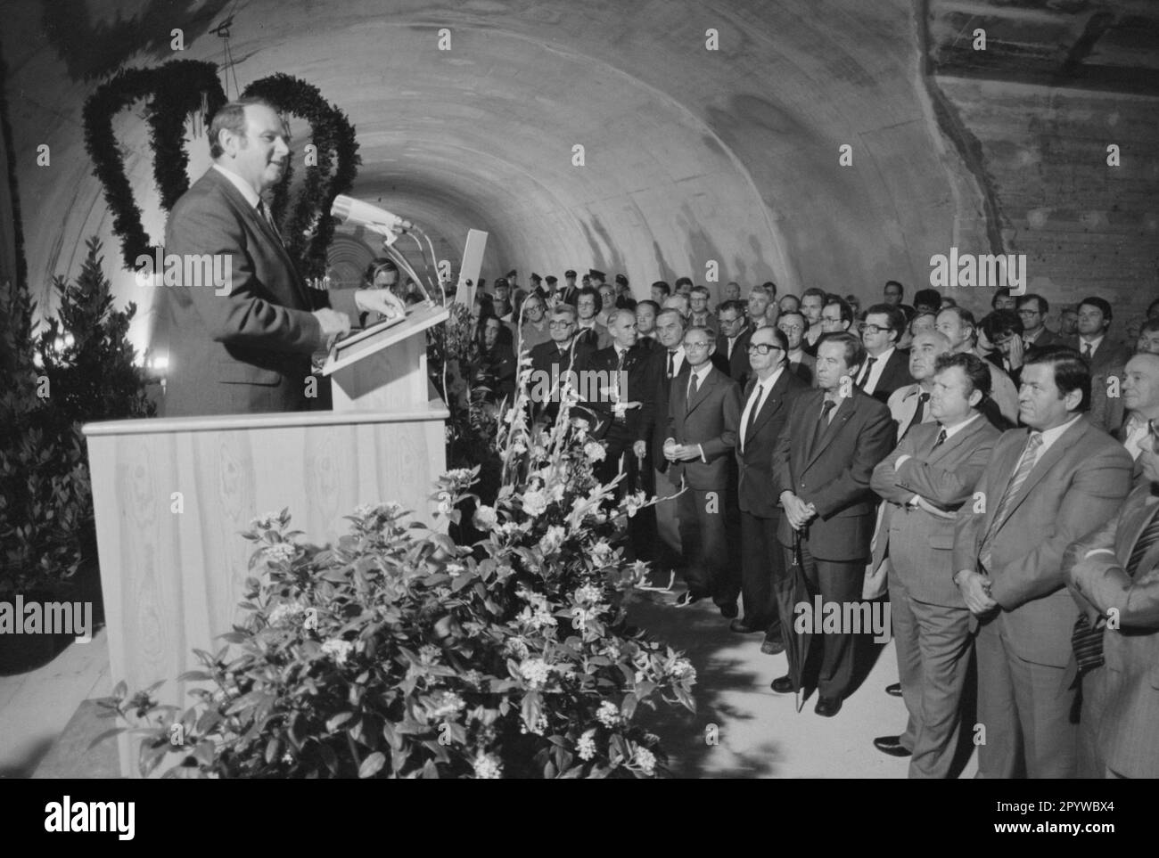 At the topping-out ceremony of the Karlsplatz subway station. Mayor ...