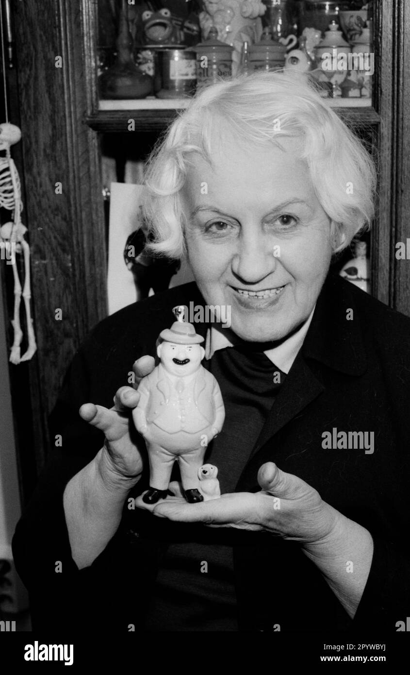 Franziska Bilek with the figure of Hirnbeiß. [automated translation ...