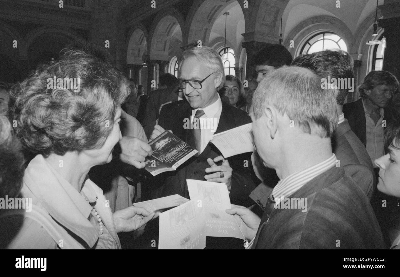Edmund Stoiber signs autographs at the Open House in the Bavarian State ...