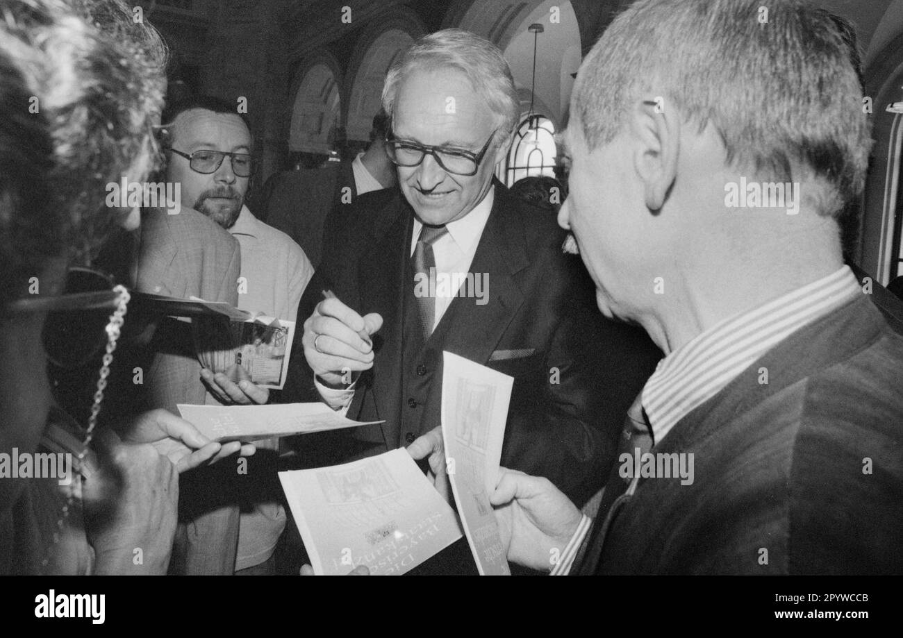 Edmund Stoiber signs autographs at the Open House in the Bavarian State ...