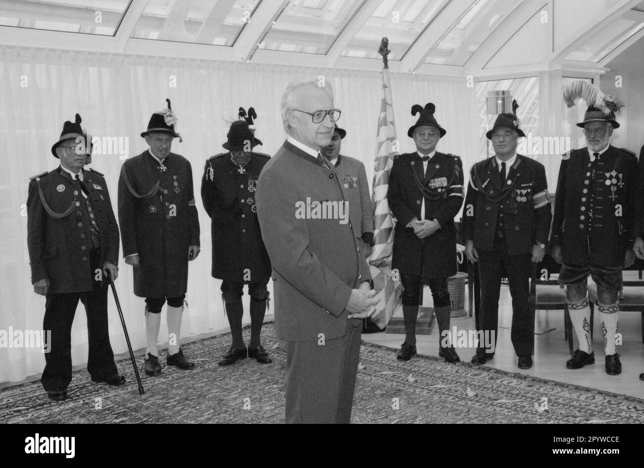 Edmund Stoiber with mountain riflemen taking over the patronage.... The ...