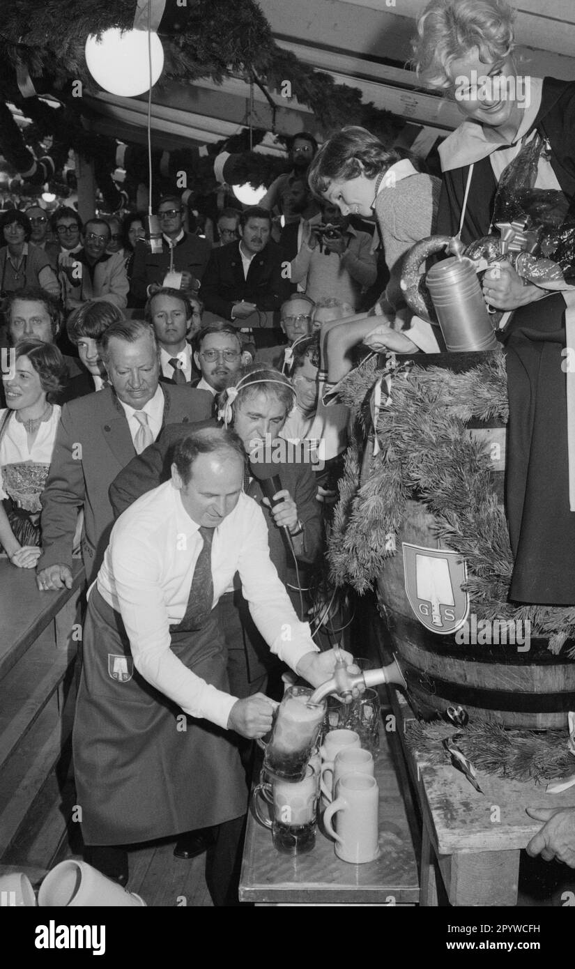Munich's Lord Mayor Erich Kiesel at the tapping. Michael Stiegler ...