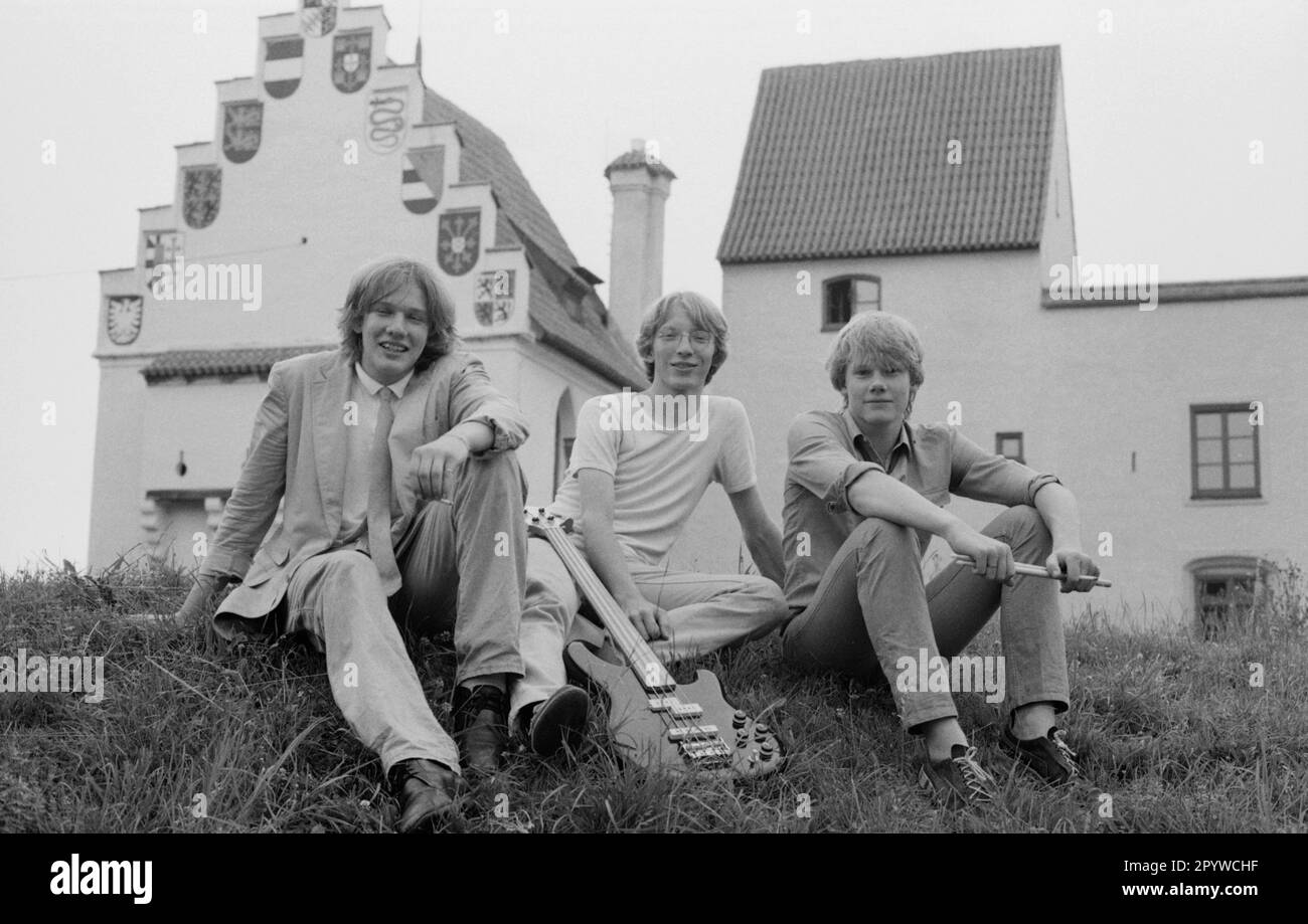 Everding family in front of Grünwald Castle. Li. Conny, r. Christoph ...