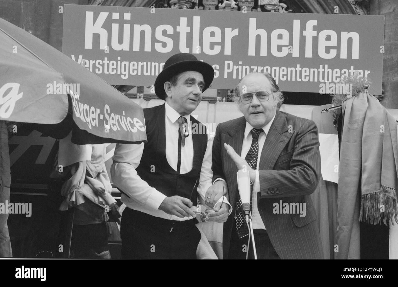 "August Everding at the auction of items under the motto ""Artists help ...