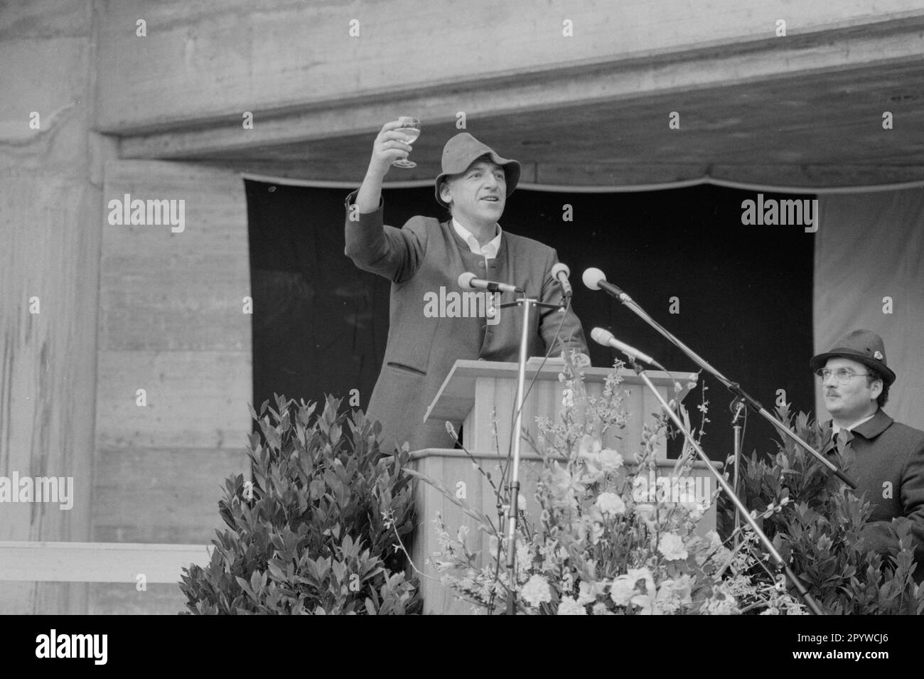 Topping-out ceremony of the Gasteig in Munich. [automated translation ...