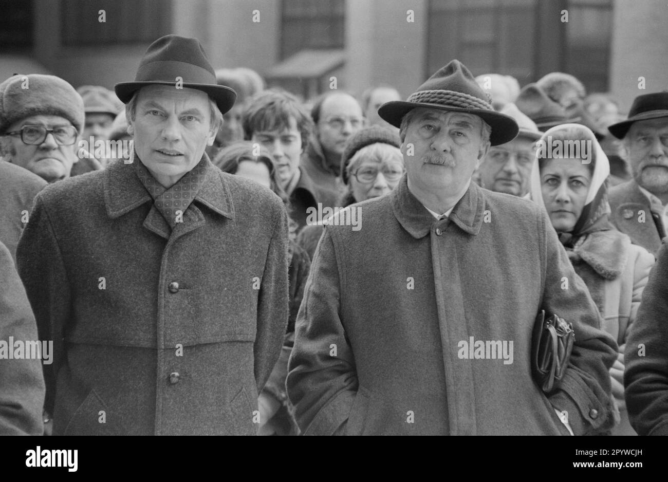 Topping-out ceremony of the Gasteig in Munich: Georg Kronawitter (left ...