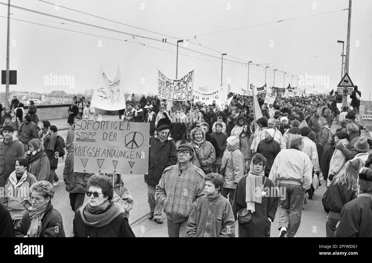 Germany, Bonn, 26.01.1991 Archive-No.: 24-68-10 Peace demonstration ...