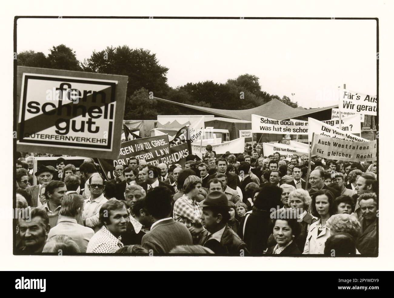 Demo of the transport in Rosenheim. On the banner: far - fast - good ...
