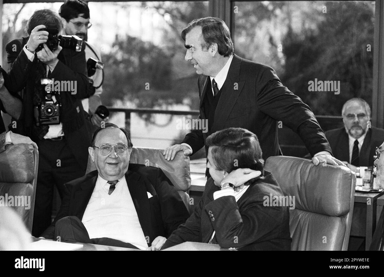 Germany, Bonn 06.12.1990. Archive no.: 23-70-37 Coalition negotiations ...