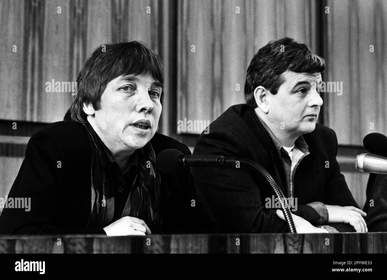 Germany, Bonn 04.12.1990. Archive No.: 23-60-22 Press conference of The ...