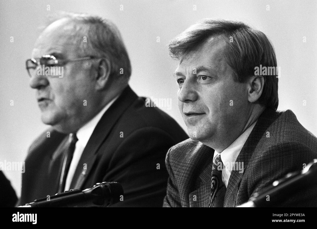 Germany, Bonn 03.12.1990. Archive No.: 23-54-35 CDU press conference ...