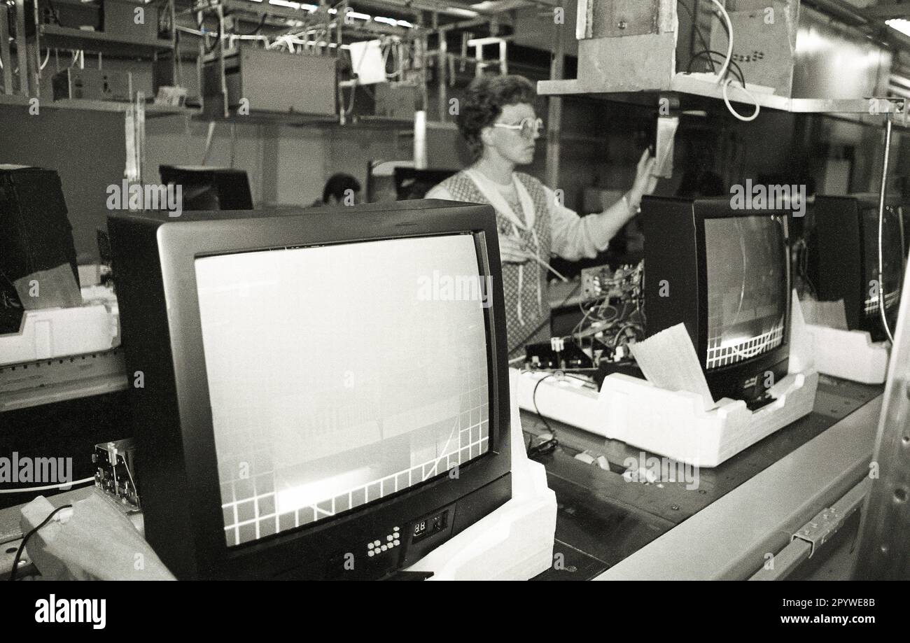 Germany, Staßfurt, 28.11.1990. Archive No.: 23-44-05 By merging several combines, the RFT ...