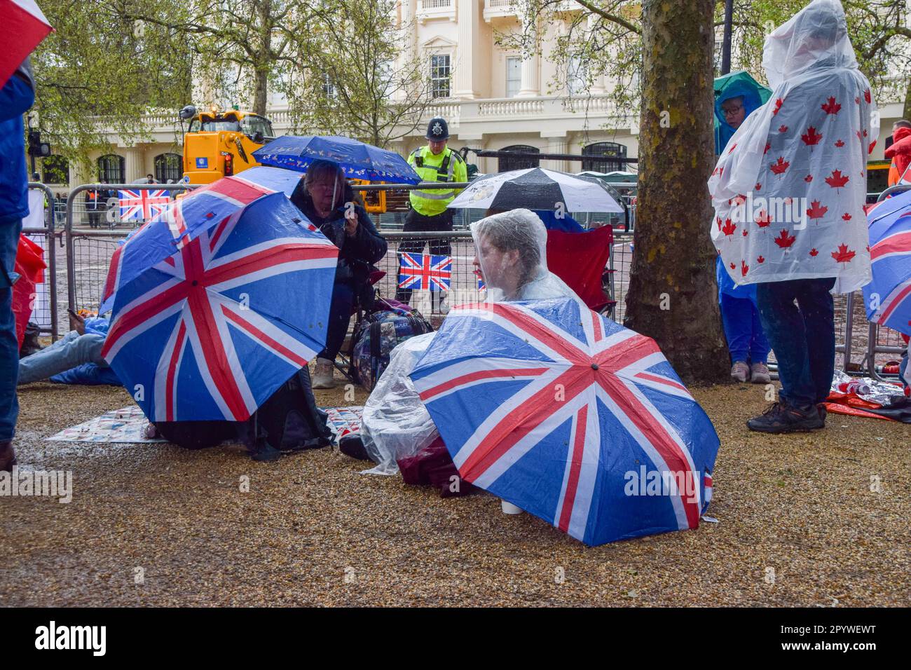 London, England, UK. 5th May, 2023. A sudden rain shower drenches the ...