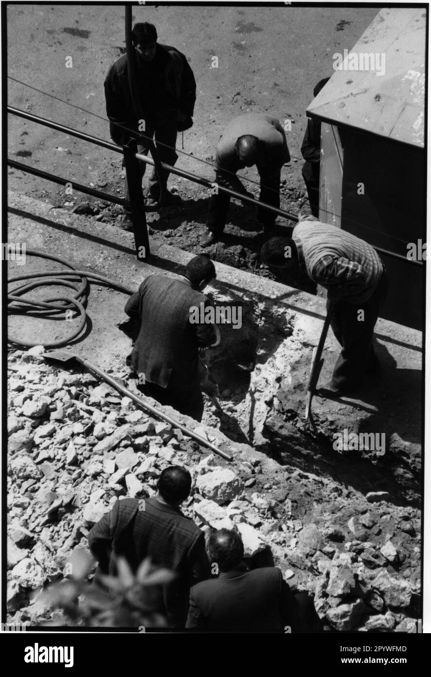 Istanbul (Turkey). Men work on a construction site, Street scene from ...