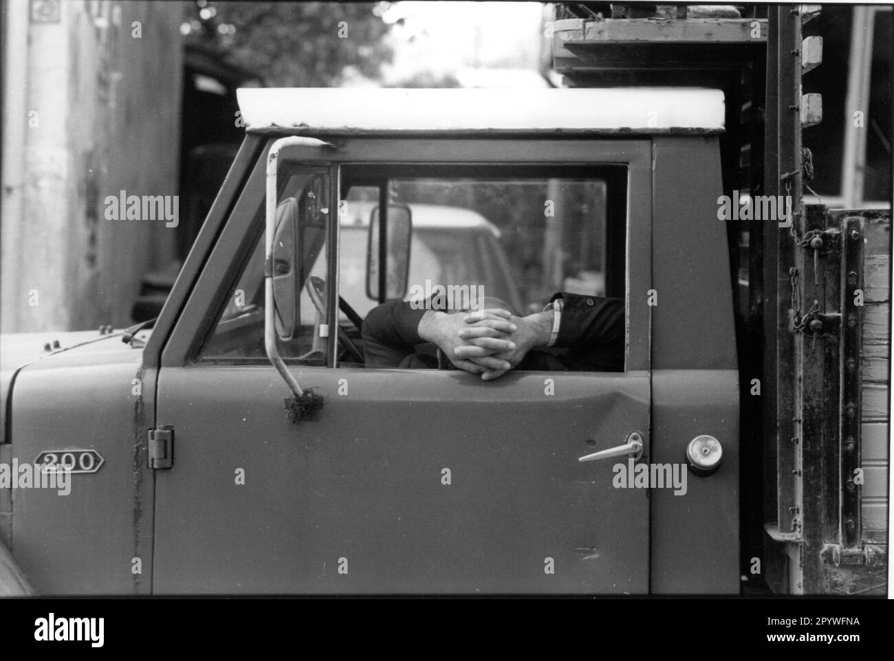Society: Work / break. Istanbul (Turkey): Truck driver takes a break in ...