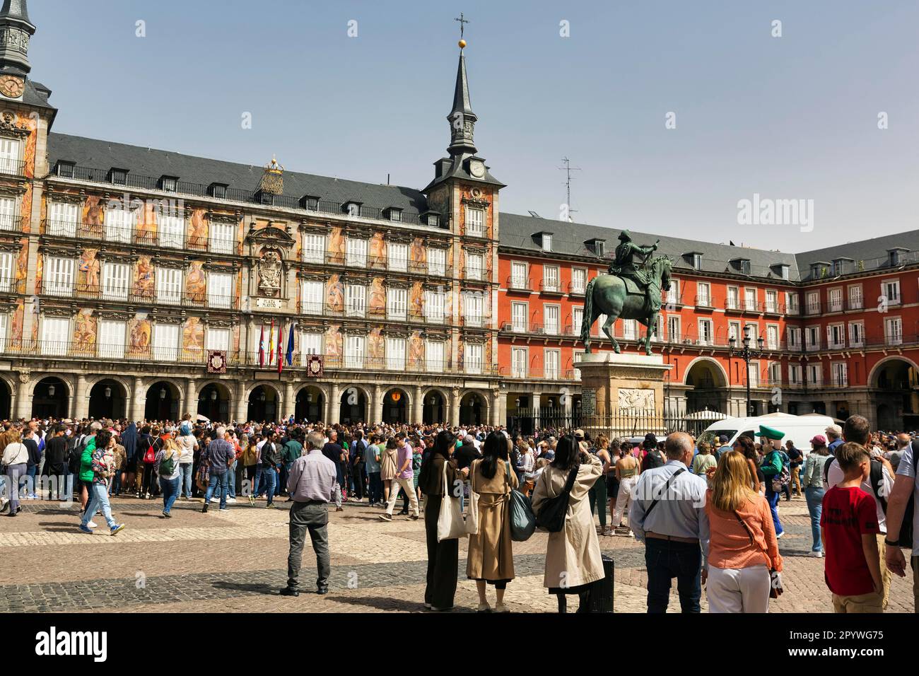 Crowd in the Plaza Mayor, Madrid, Spain Stock Photo - Alamy